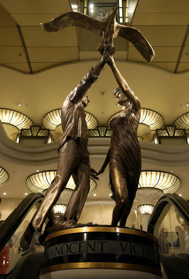 fotos de Statue Dodi Al Fayed Princess Diana Foto stock editorial ...