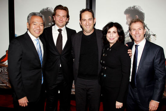 Kevin Tsujihara Bradley Cooper Greg Silverman - Foto de stock de ...