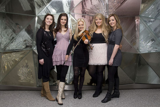 Celtic Woman Alex Sharpe Lynn Hilary - Foto de stock de contenido ...