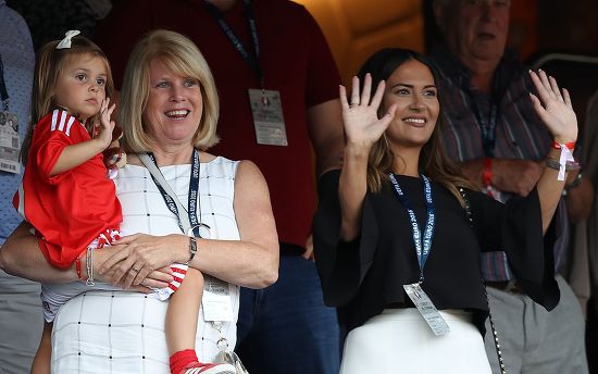 Gareth Bales Daughter Alba Mother Debbie - Foto de stock de contenido ...