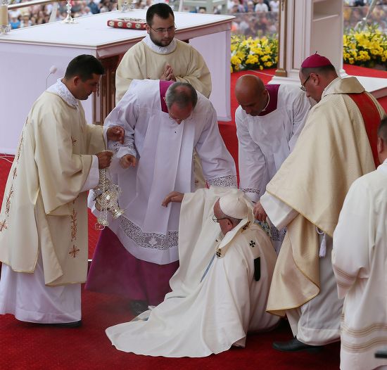 Pope Francis Helped After Falling He Editorial Stock Photo - Stock ...
