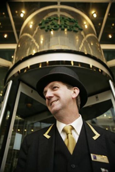 Concierge Outside Copthorne Tara Hotel Kensington Editorial Stock Photo ...