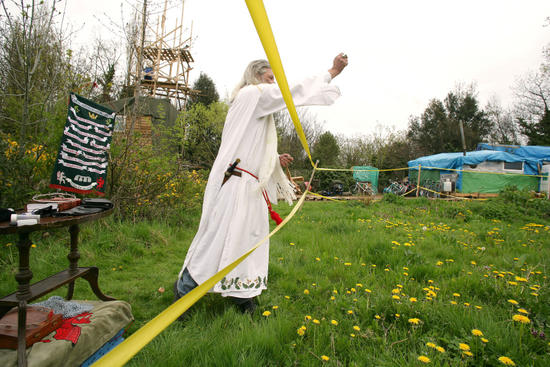 Druid King Arthur Pendragon Conducts Ceremony - Foto de stock de ...