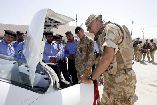 British Soldiers Teaching Iraqi Policemen How - Foto de stock de ...