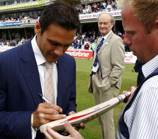 Mark Ramprakash Signs Bat 8th August Editorial Stock Photo - Stock ...