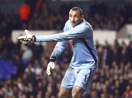 Tottenhams Brazilian Goalkeeper Heurelho Gomes Tottenham Editorial ...