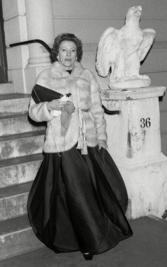 Society Ball Phillimore Gardens Hon Mrs - Foto de stock de contenido ...