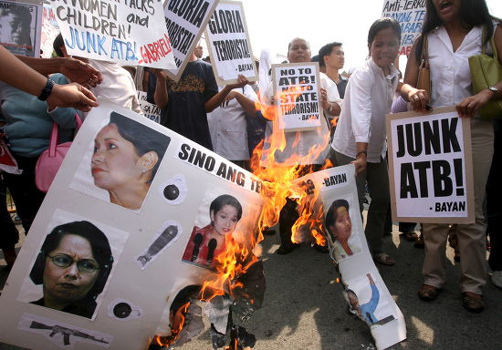 Filipino Protesters Burn Images Philippine President Editorial Stock ...