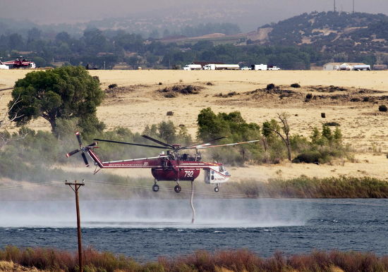 Sky Crane Firefighting Helicopter Draws Fresh Editorial Stock Photo ...