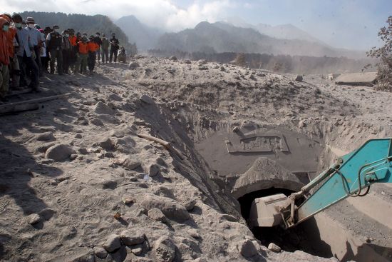 Indonesian Rescuers Wait Digger Machine Tries Editorial Stock Photo ...