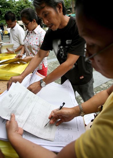 Filipino Election Officers Check Voting Paraphernalia Editorial Stock ...