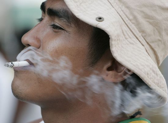 Filipino Smokes Cigarette Street Corner Manila Editorial Stock Photo ...