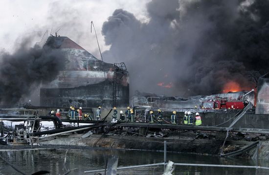 Fire Fighters Attend Scene Buncefield Fuel Editorial Stock Photo ...