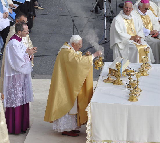 Pope Benedict Xvi Spreads Incense Outside Editorial Stock Photo - Stock ...