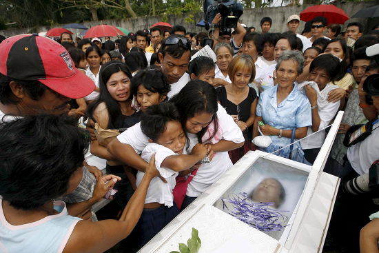 Filipino Relatives Grieve Before Their Loveone Editorial Stock Photo ...