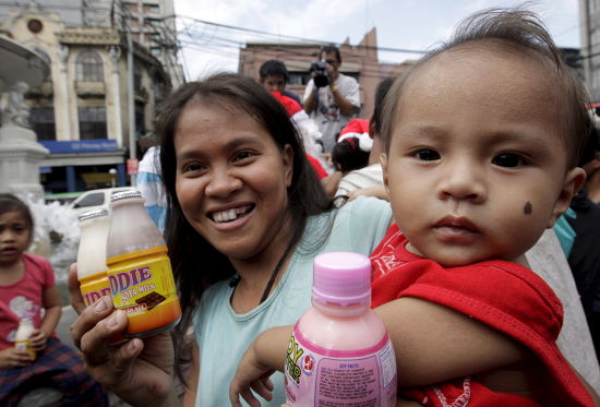 Homeless Filipino Mother Her Child Shows Editorial Stock Photo - Stock ...