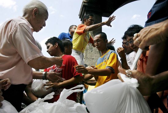 Manila Mayor Alfredo Lim L Distributes Editorial Stock Photo - Stock ...