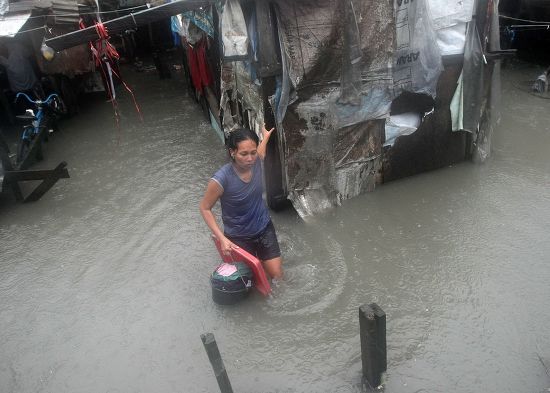 Filipino Resident Evacuates Flooded Shanties Paranaque Editorial Stock ...