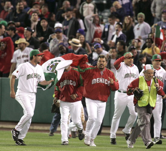 Mexicans Team Run Around Field Mexican Editorial Stock Photo - Stock ...