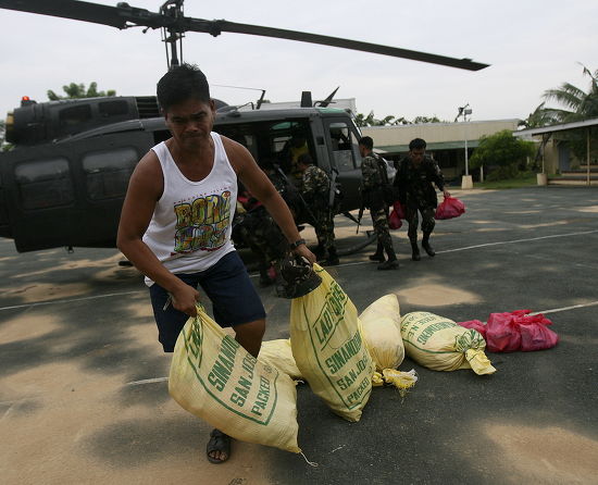 Filipino Helps Unload Sacks Relief Goods Editorial Stock Photo - Stock ...