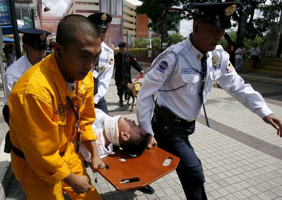 Filipino Mall Security Guards Rescuers Carry Editorial Stock Photo ...
