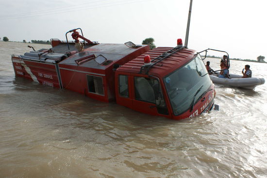 Rescue Workers Evacuate Stranded Flood Victims Editorial Stock Photo ...