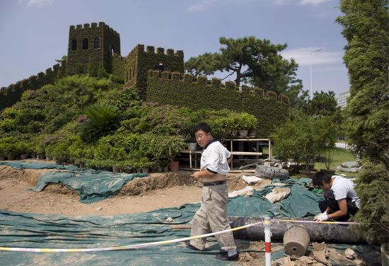 Replica Great Wall Made Shrubbery Under Editorial Stock Photo - Stock ...