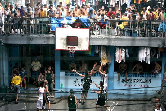 Filipino Prisoners Wearing Uniform Play Basketball Editorial Stock ...
