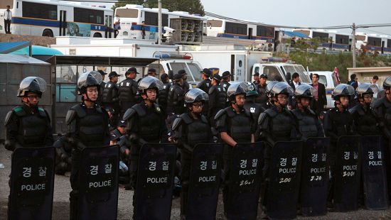 South Korean Riot Police Deploy Main Editorial Stock Photo - Stock ...