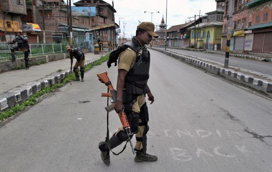 Indian Paramilitary Soldiers Riot Gear Patrol Editorial Stock Photo ...