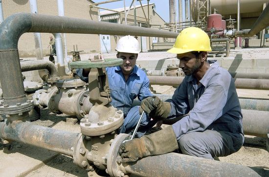 Iraqi Workers Pictured Aldurah Oil Refinery Editorial Stock Photo ...