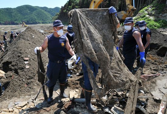 Japanese Police Rescue Team Digging Out Editorial Stock Photo - Stock ...