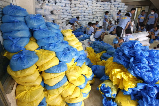 Filipino Policemen Repack Bags Rice Inside Editorial Stock Photo ...
