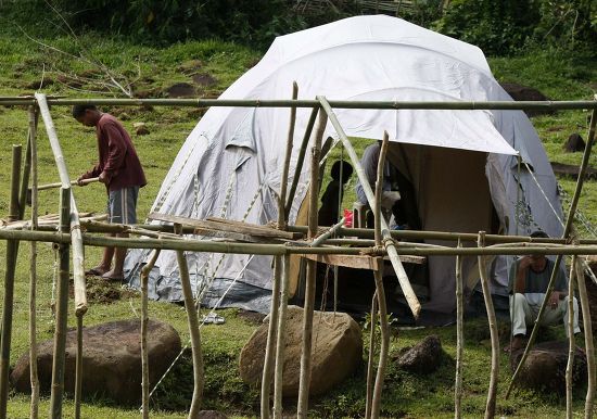 Filipino Evacuees Construct Their Makeshift Tent Editorial Stock Photo ...