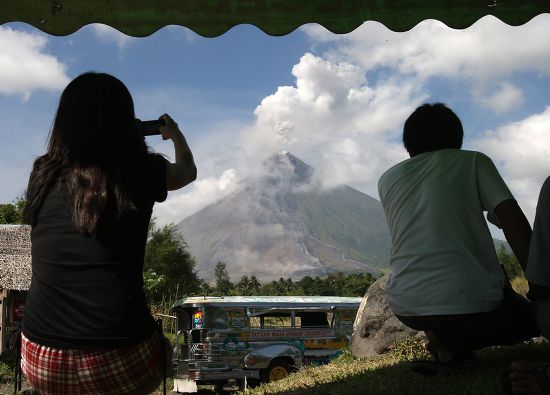 Filipino Resident Take Pictures Restive Mayon - Foto de stock de ...