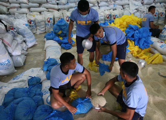 Filipino Policemen Pack Rice Relief Aid Editorial Stock Photo - Stock ...
