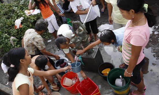 Filipino Evacuees Wash Their Dishes Inside Editorial Stock Photo ...