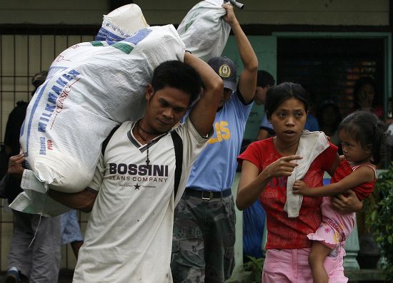 Filipino Villagers Carry Belongings They Return Editorial Stock Photo ...