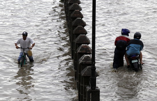 Filipinos Manuever Flooded Streets Paranaque Suburb Editorial Stock ...