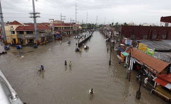 Filipinos Wade Through Flooded Street Paranaque Editorial Stock Photo ...