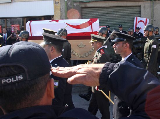 Policemen Salutes Casket Former Turkish Cypriot Editorial Stock Photo ...