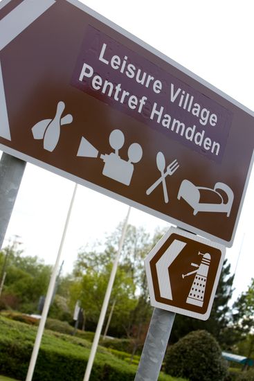 Dalek On Traffic Information Road Signs Redaktionelles Stockfoto ...