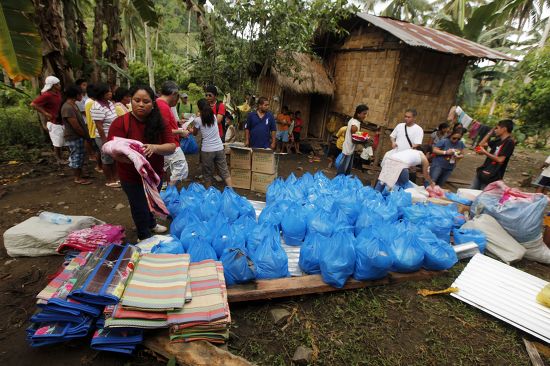 Filipino Flood Victims Recieve Relief Goods Editorial Stock Photo ...