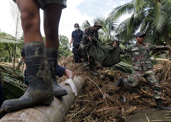 Filipino Soldiers Carry Flash Flood Victim - Foto de stock de contenido ...