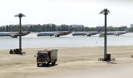 Fire Truck Drives Past Decommissioned Jetliners Editorial Stock Photo ...