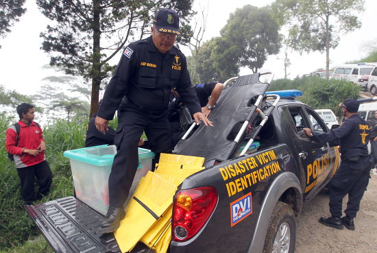 Indonesian Disaster Victim Identification Team Members Editorial Stock ...