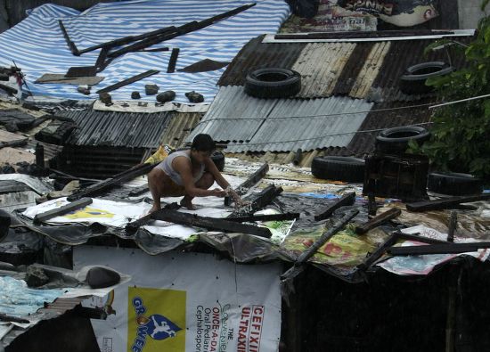 Filipino Resident Reinforces Roof Shanty During - Foto de stock de ...