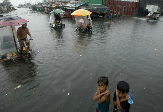 Filipinos Traverse Through Floods Trash Navotas Editorial Stock Photo ...