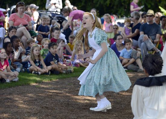 Alice Portrayed By Skylar Nicholson Entertains Editorial Stock Photo ...