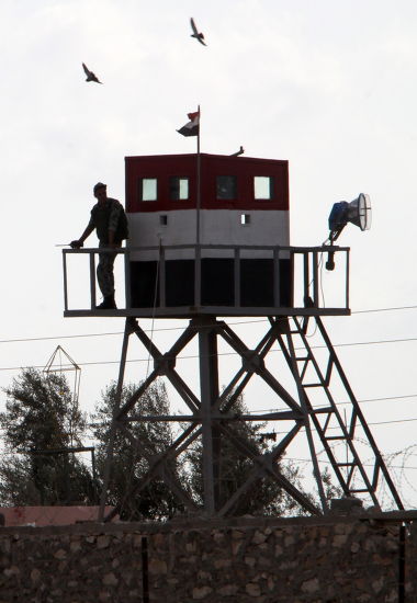 Egyptian Soldier Stands Guard Watchtower Rafah - Foto de stock de ...